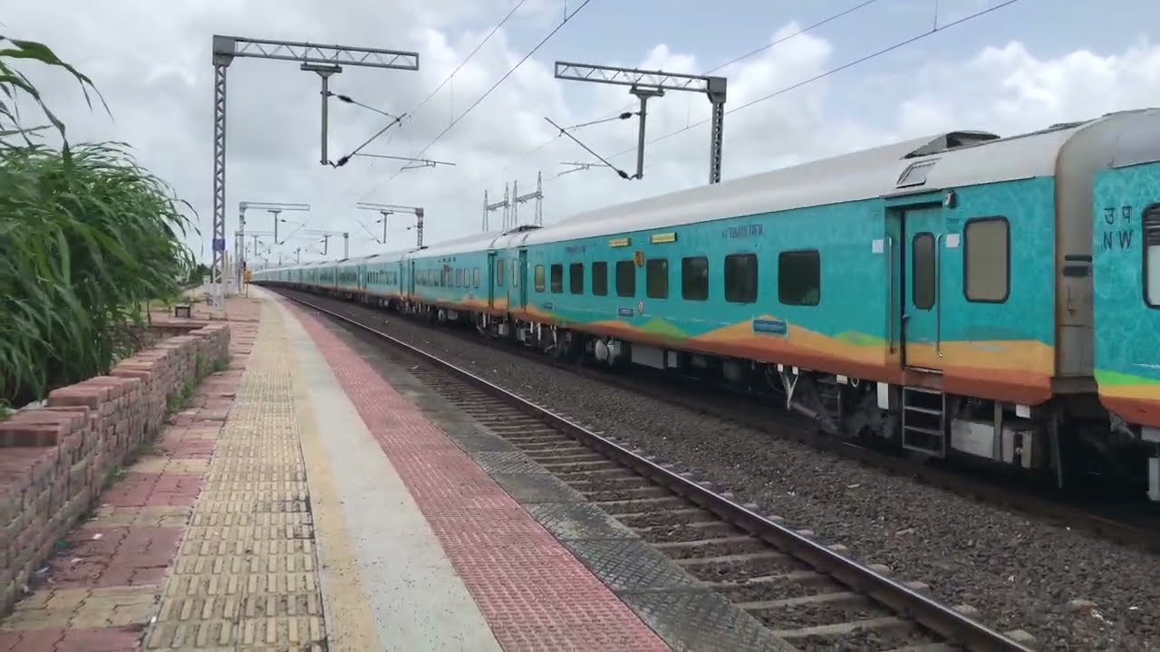 19667 Palace Queen Humsafar Express powered with Diesel Loco WDP-4B ...