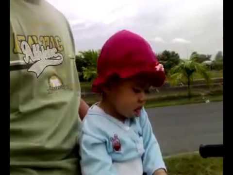 LUCU Ketiduran di motor..febby kecil.