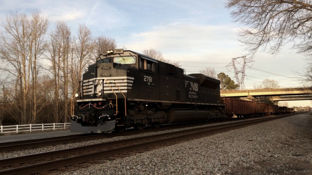 NS 947 to repair damaged track in Suffolk Va. - YouTube