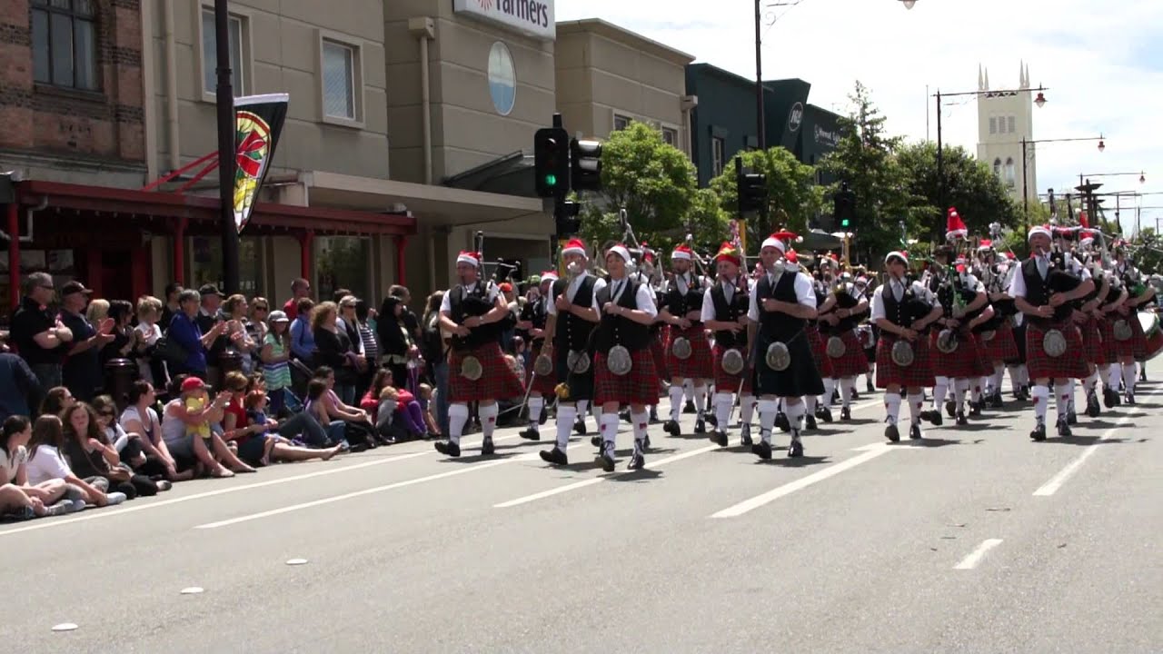 ILT City of Invercargill Highland Pipe Band Santa Parade 2011 - YouTube