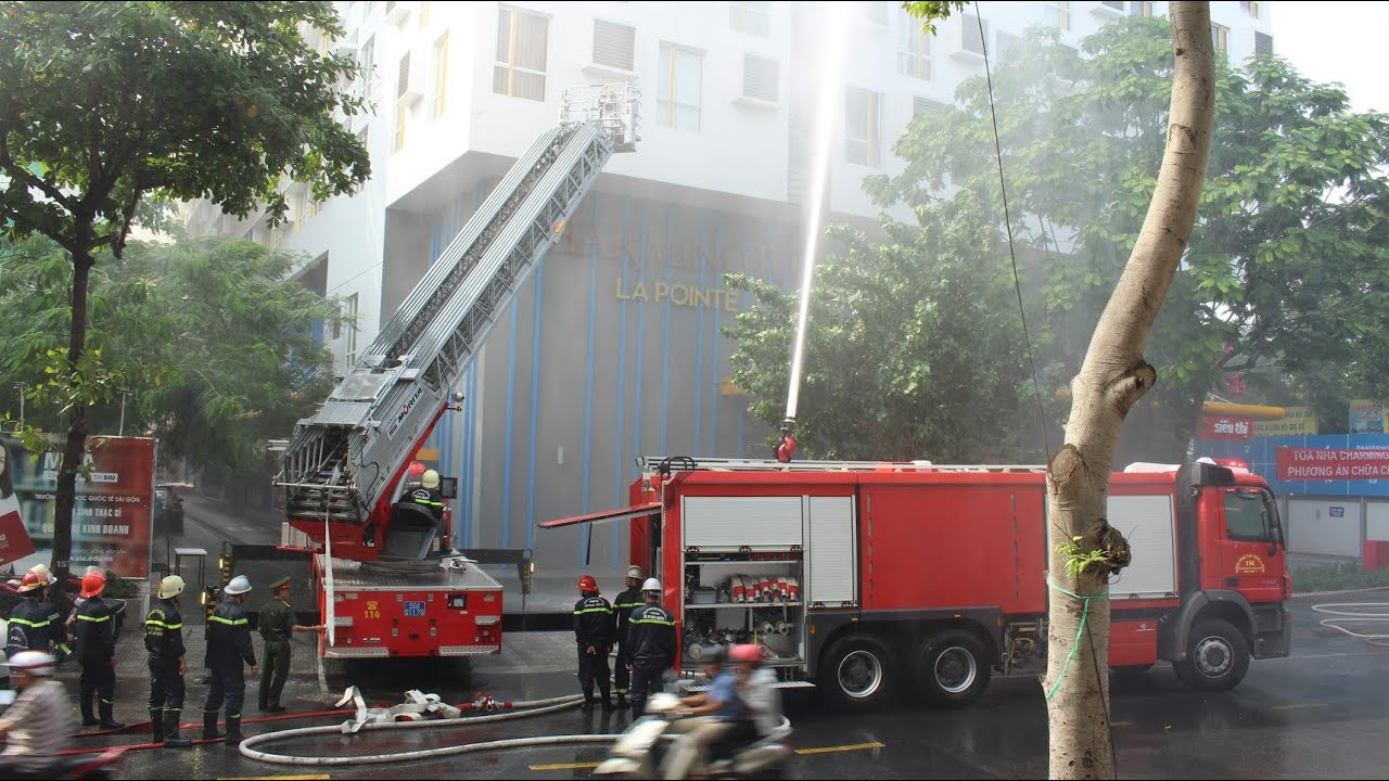 Mercedes BAI fire truck used fire hose RC to spray water, ladder ...