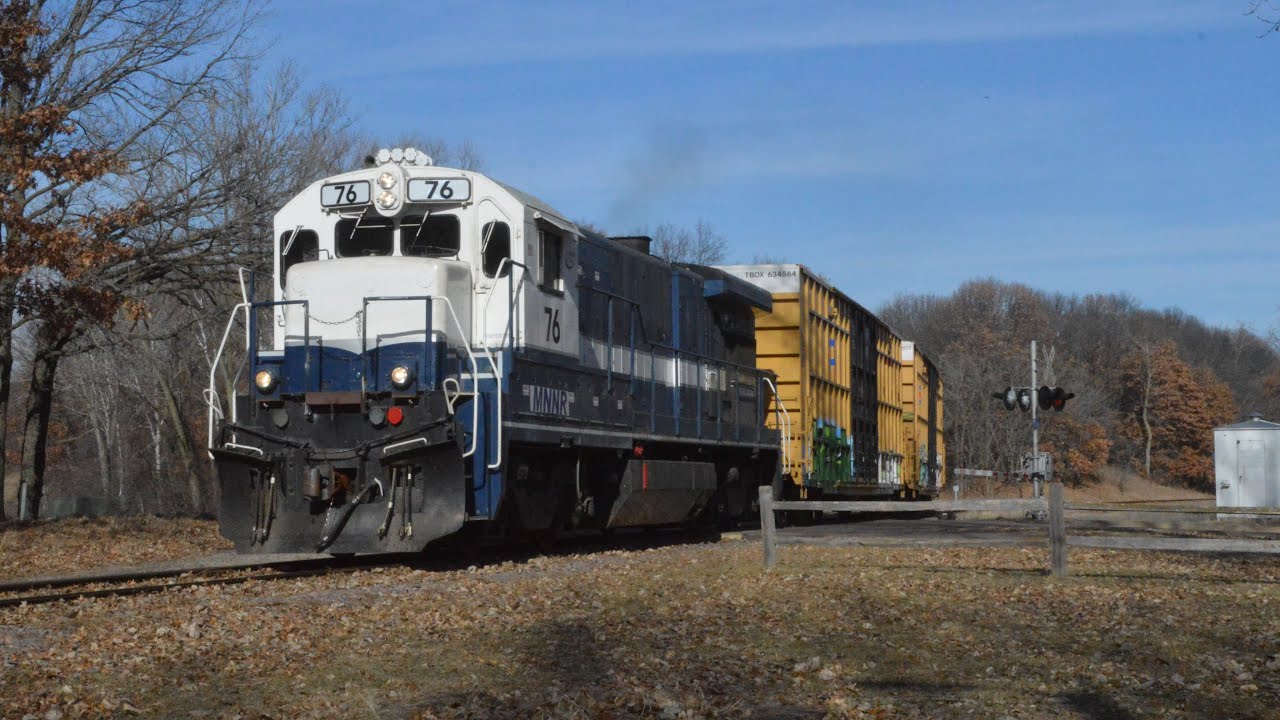 MNNR 76 leads the belt job in New Brighton, MN - YouTube