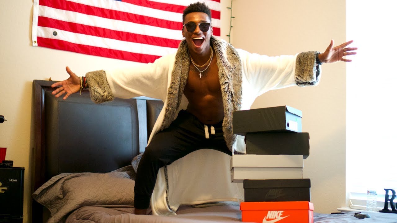 THE ULTIMATE DEESTROYING ROOM TOUR! - YouTube