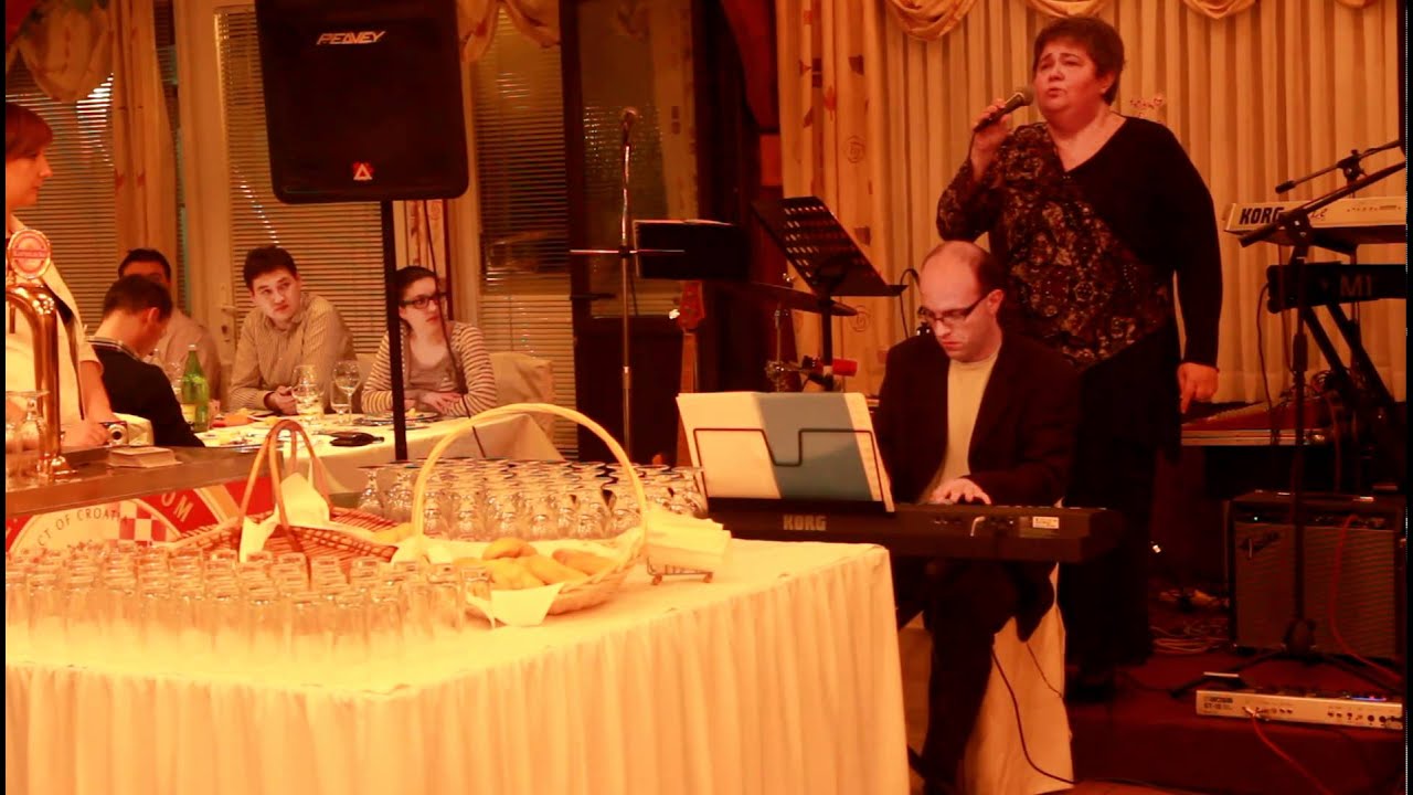 Gastronauti - primadona Ivanka Boljkovac pjeva pjesmu o Karlovcu - YouTube