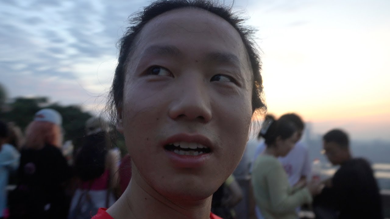 Tons of People Were On Top of The Yuele Mountain Waiting To See The ...