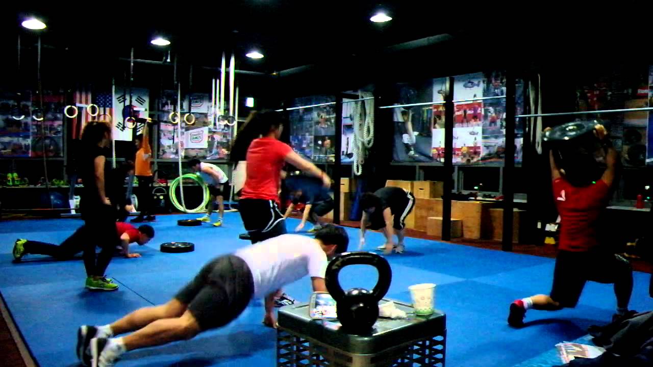 CrossFit Victor GYM BURPEE G2O(PLATE) WALKING LUNGE - YouTube
