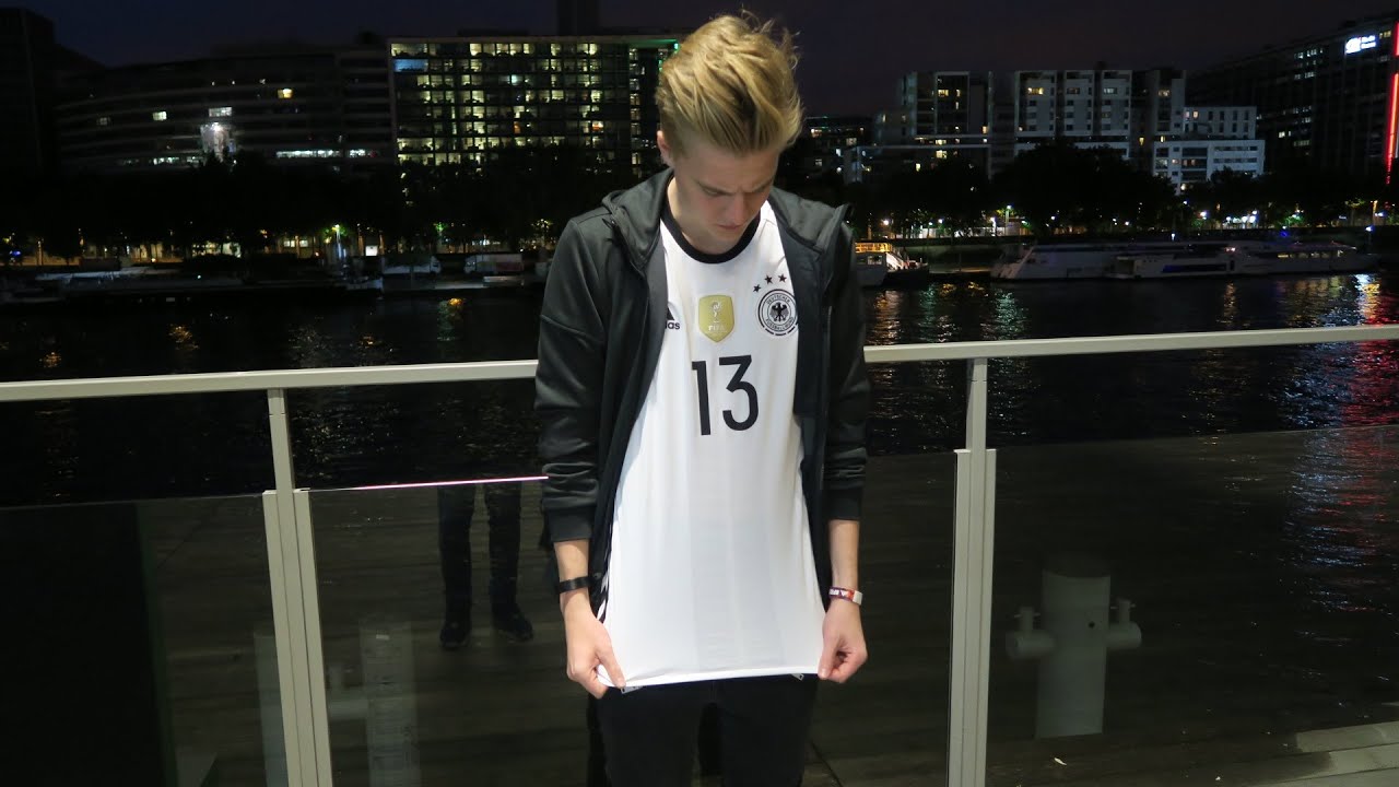 CHILLINGS IN PARIJS BIJ DE RELEASE VAN DE NIEUWE EK BAL - YouTube