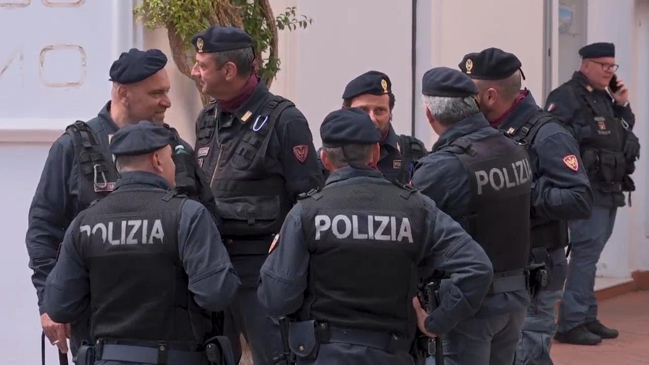 Security on the streets of Capri as G7 foreign ministers gather - YouTube
