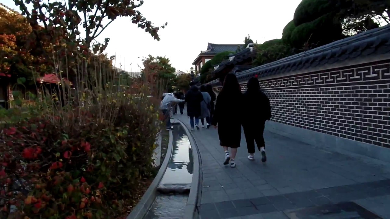 전주한옥마을 가을단풍 . . Walking in Jeonju .. Autumn in Korea . Jeonju Hanok ...