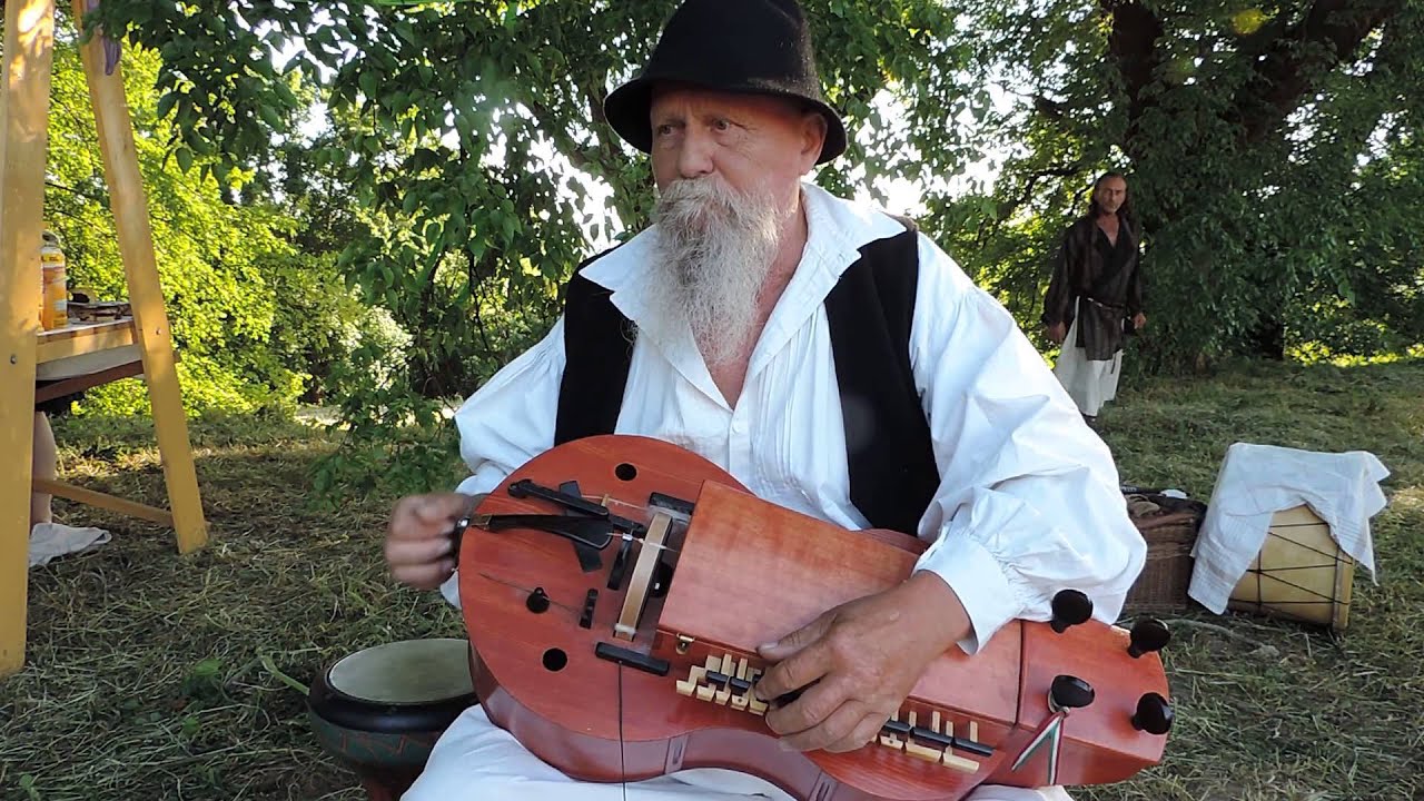 NYENYERE -TEKERŐ - PECHNIG REZSŐ - VI. Magyar Viselet Ünnep - YouTube