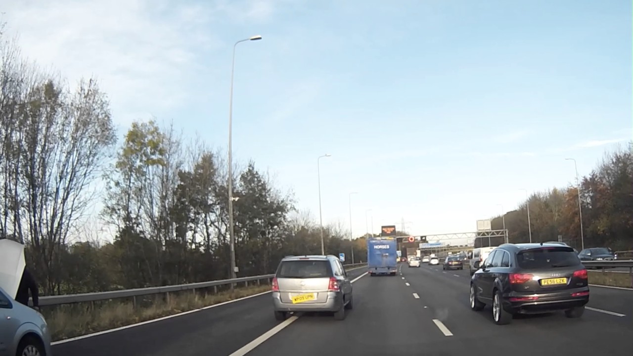 M42 - Hard Shoulder Running With Broken Down Vehicle on Hard Shoulder ...