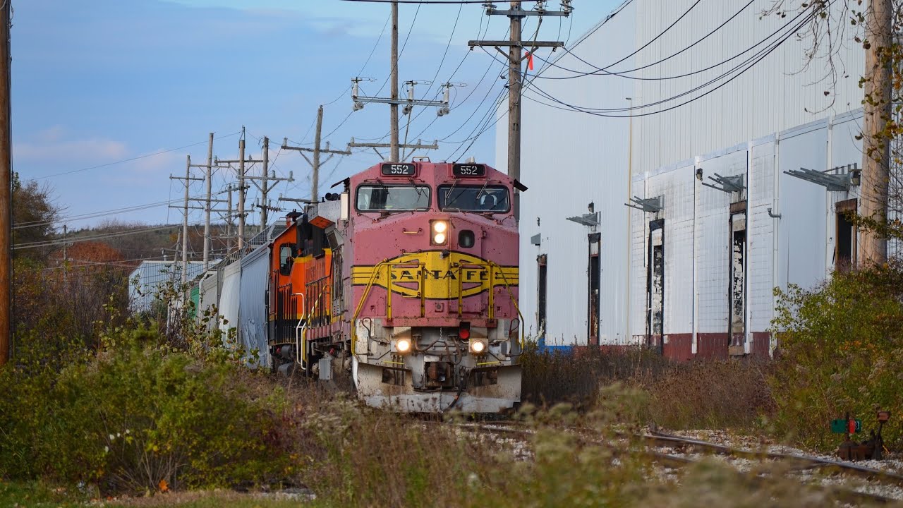 BNSF 552 leading RCHI452 @ Batavia - YouTube