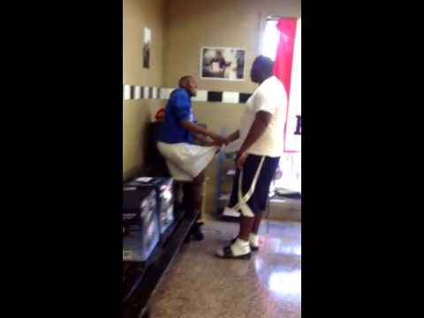 Barber gets angry after bein shorten 1 dollar after a haircut