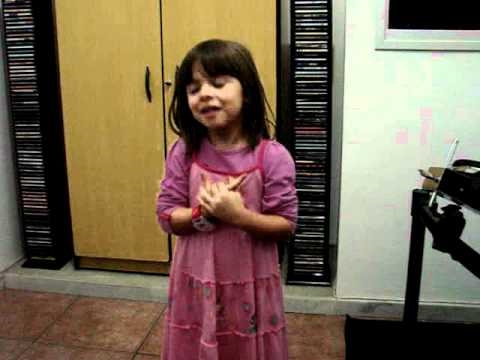 Laura dançando e cantando Adoleta - Kelly Key