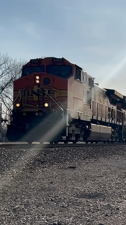 BNSF Dash 9 leads big powered BNSF Manifest train! #bnsf #train #bnsftrains #bnsfrailway - YouTube