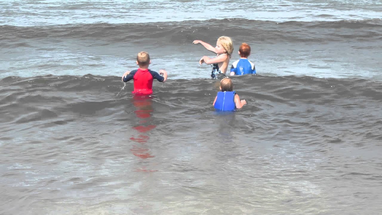 Video 5 kids in waves - YouTube