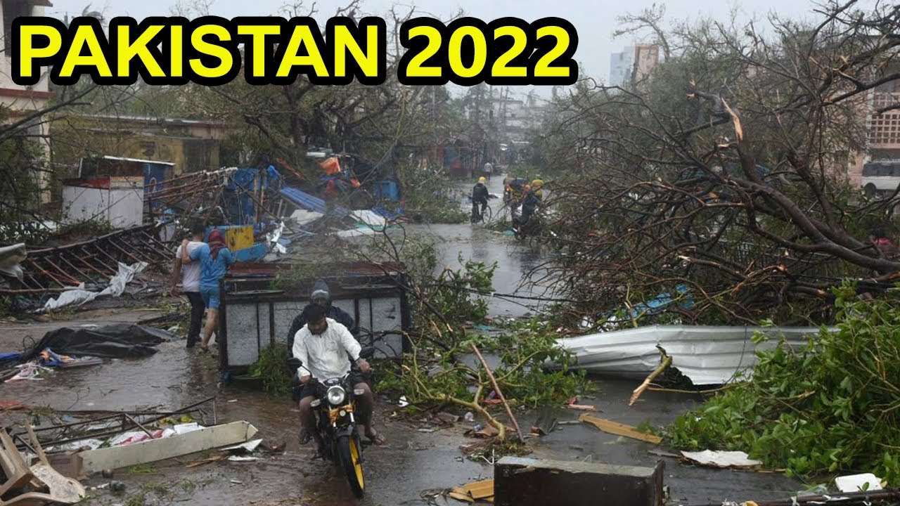 Hurricane hits Karachi in Pakistan - YouTube