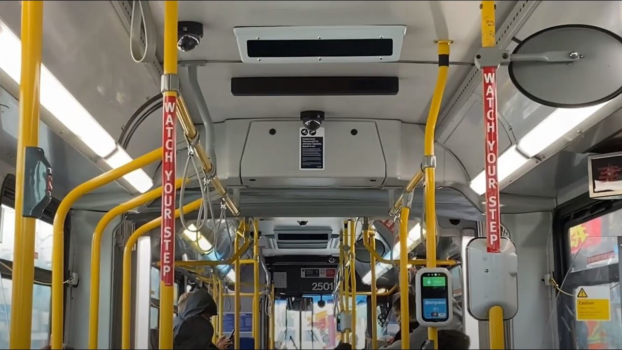 Extra Stop Light (2501 2009 New Flyer E60LFR) - YouTube