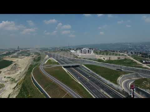 otoyol, üst geçit, alt geçit, yolda giden tır, araba, şehir, fabrika, drone, flycam, ysv ao 4k 1155