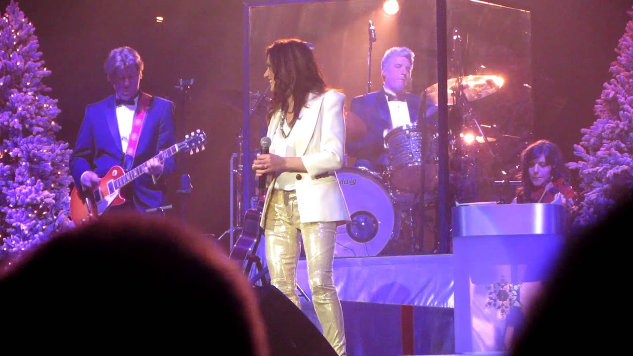 Martina McBride singing Anyway at Joy of Christmas tour - YouTube