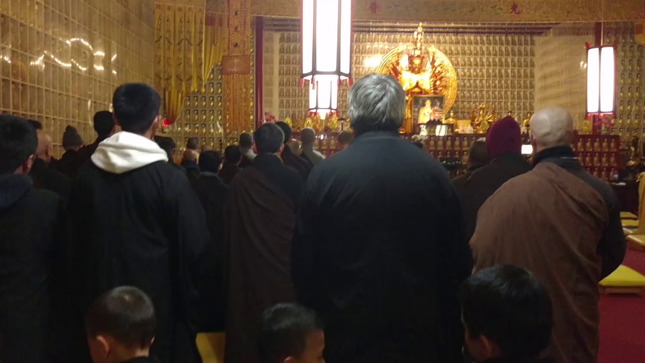 Praying at City of 10 thousands Buddhas - YouTube
