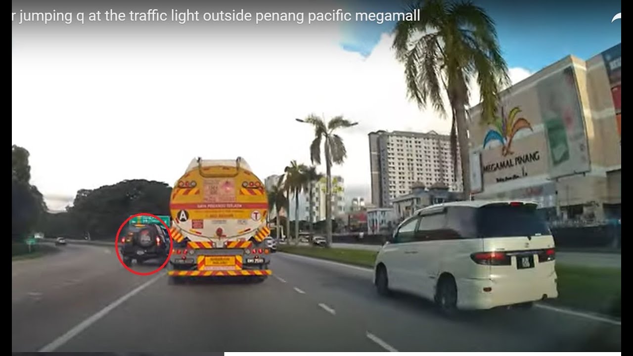 Malaysian Bad driver 4X4 driver jumping q at the traffic light outside ...