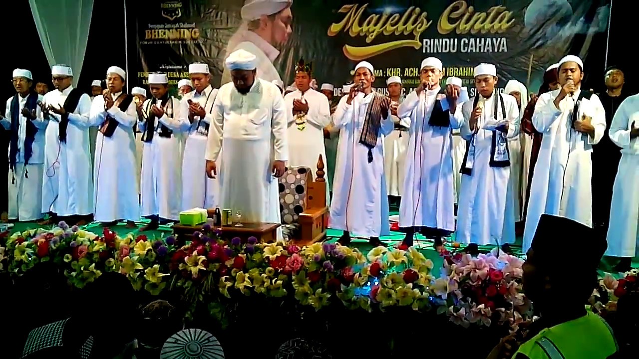 KHR Ach Azaim Ibrahimy, Sholawat Mahalul Qiyam - YouTube