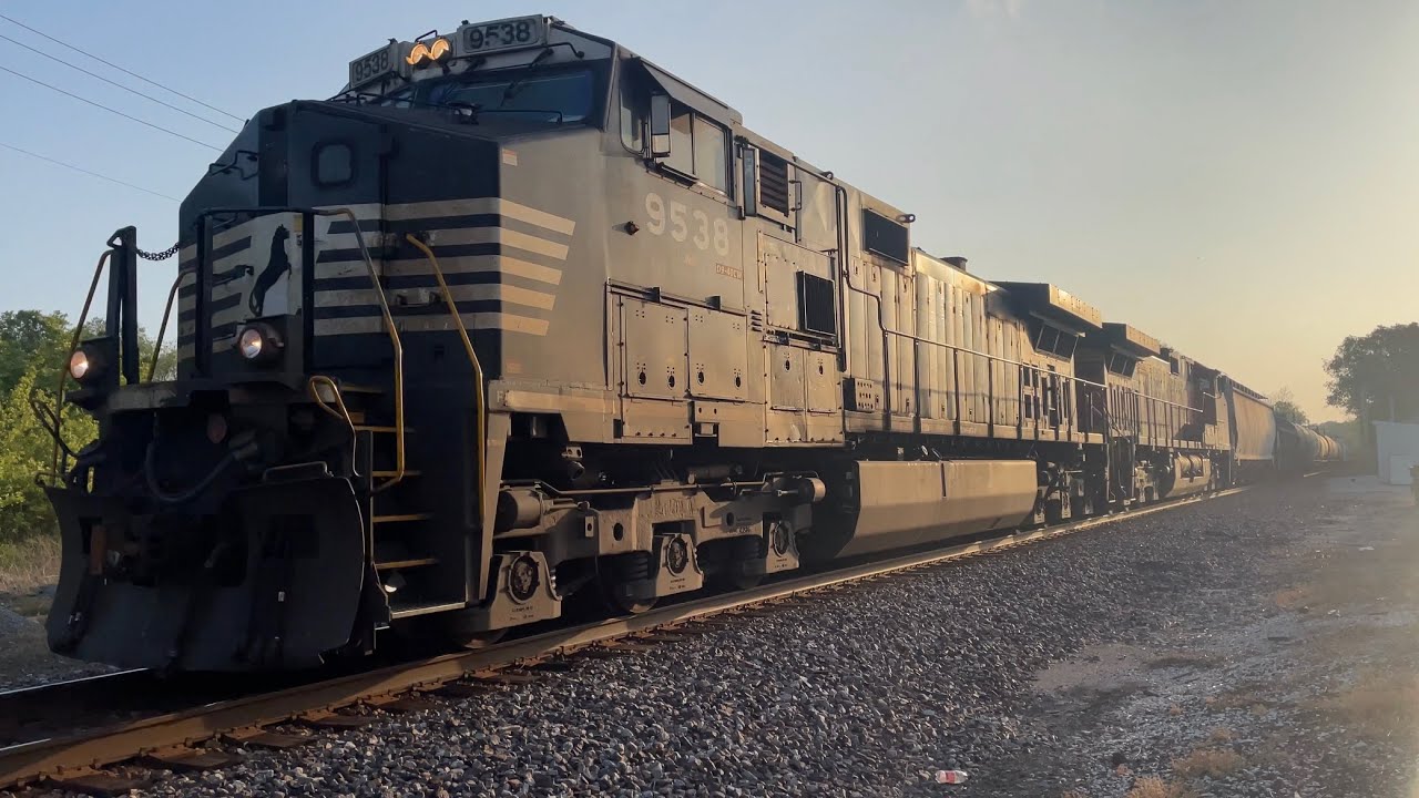 Jeff gives nice hornshow on 125 with NS 9538 with a beautiful K5LLA ...