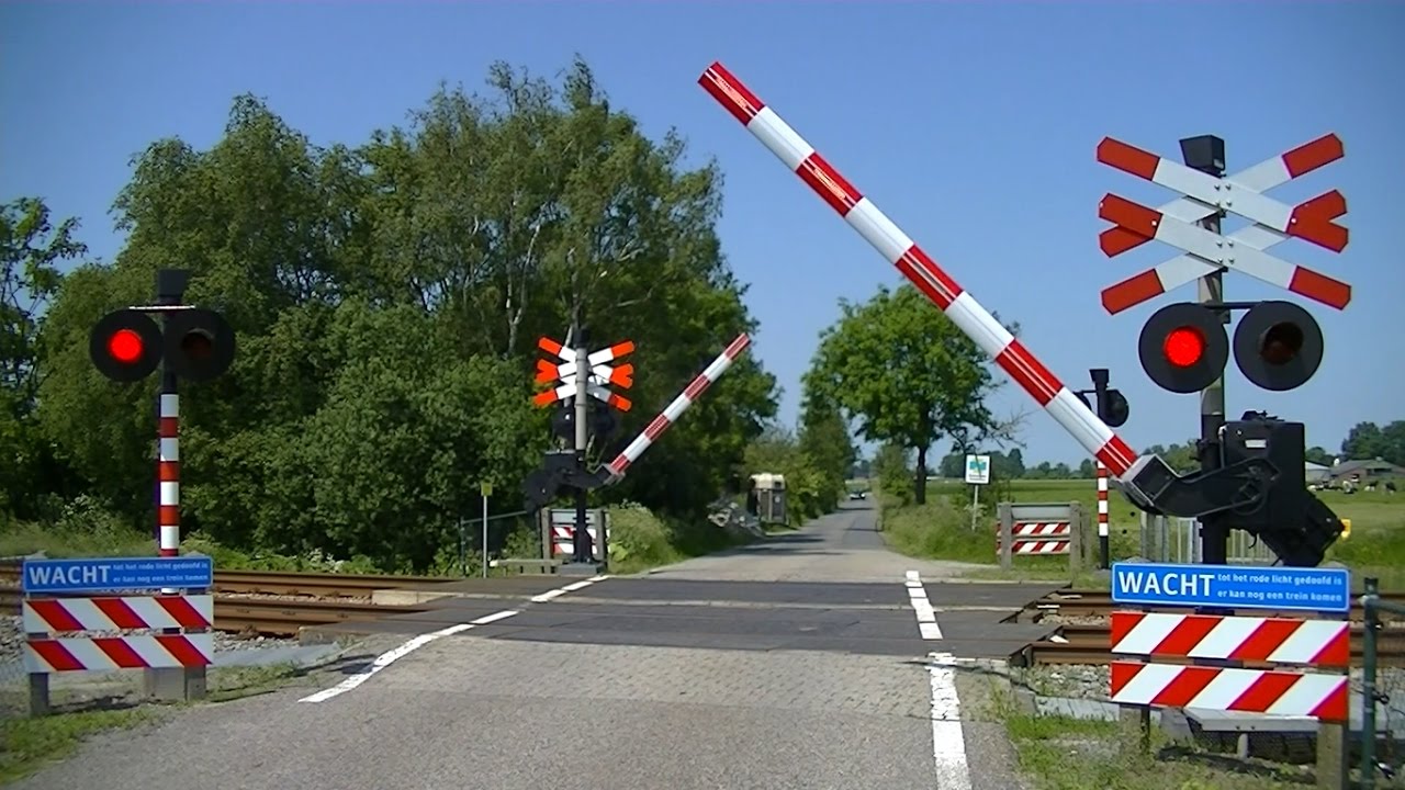Spoorwegovergang Visvliet // Dutch railroad crossing - YouTube