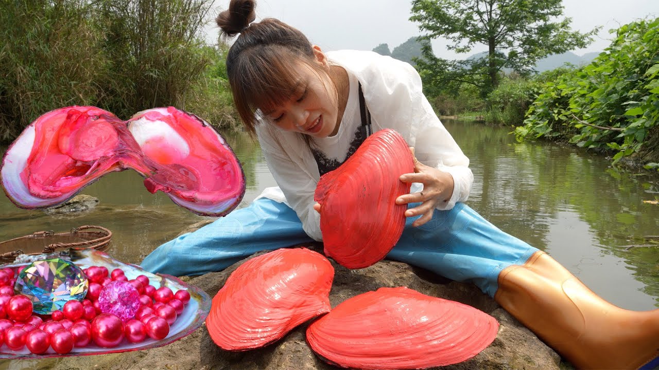 The Pearl-Filled Giant:Girl Uncovers a Giant Mutated Clam Brimming with ...