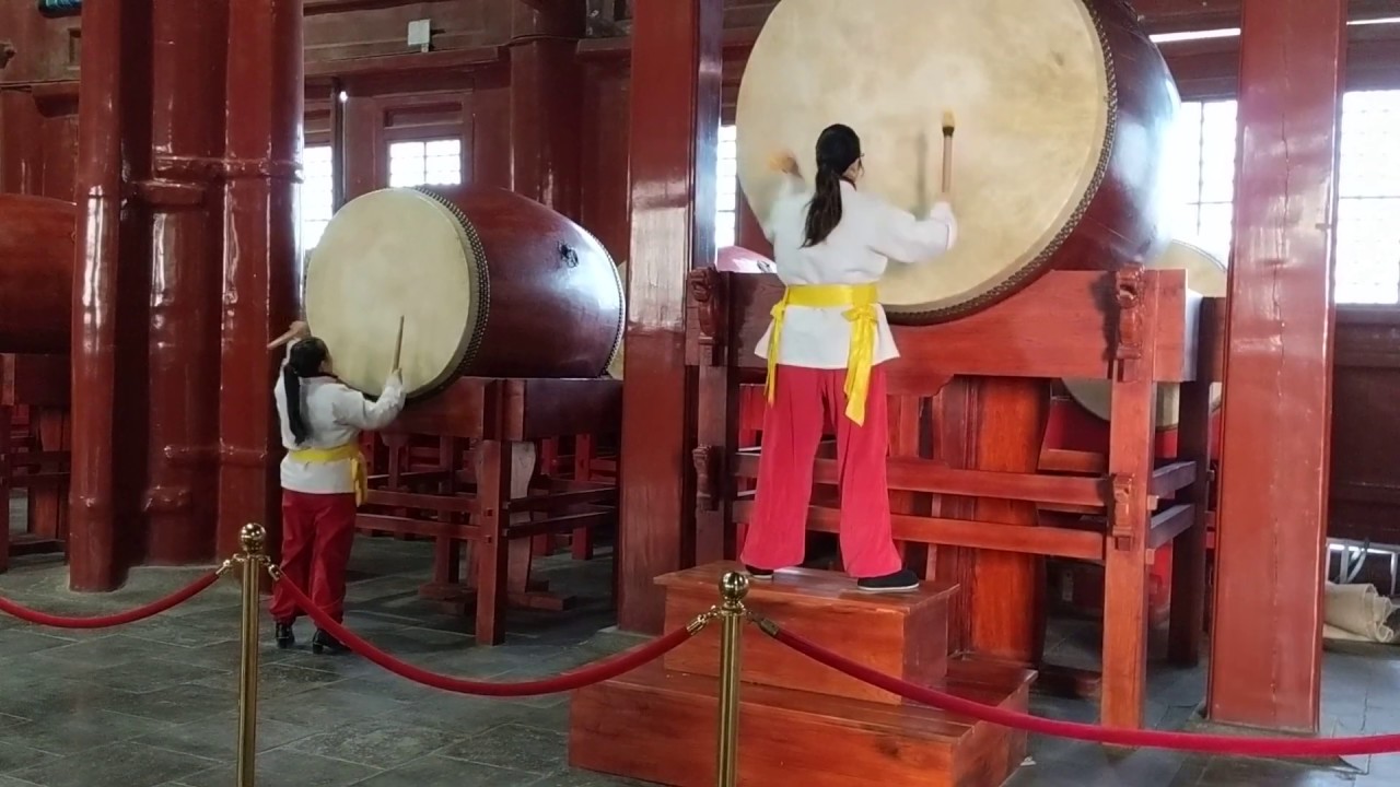 Drum Performance at Gulou (Beijing Drum Tower) - YouTube