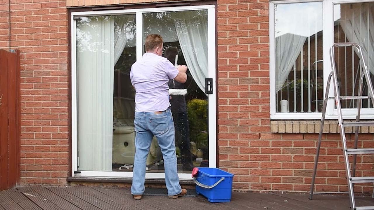 World's Fastest Window Cleaner Still Going Strong At 62 - YouTube