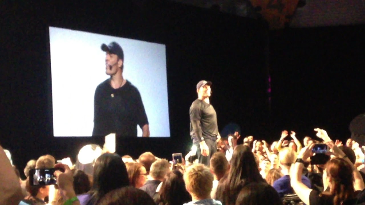 Tony Robbins on Stage - YouTube