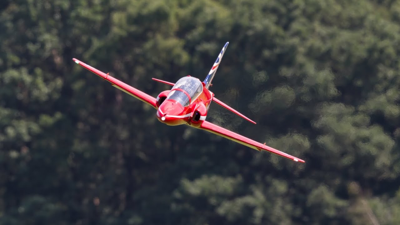 Carf BAE Hawk 1:5,3 Red Arrows - YouTube