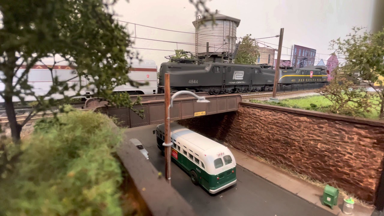 PRR & PENN CENTRAL GG1s UNDER CATENARY (HO Scale) - RAILFANNING - YouTube