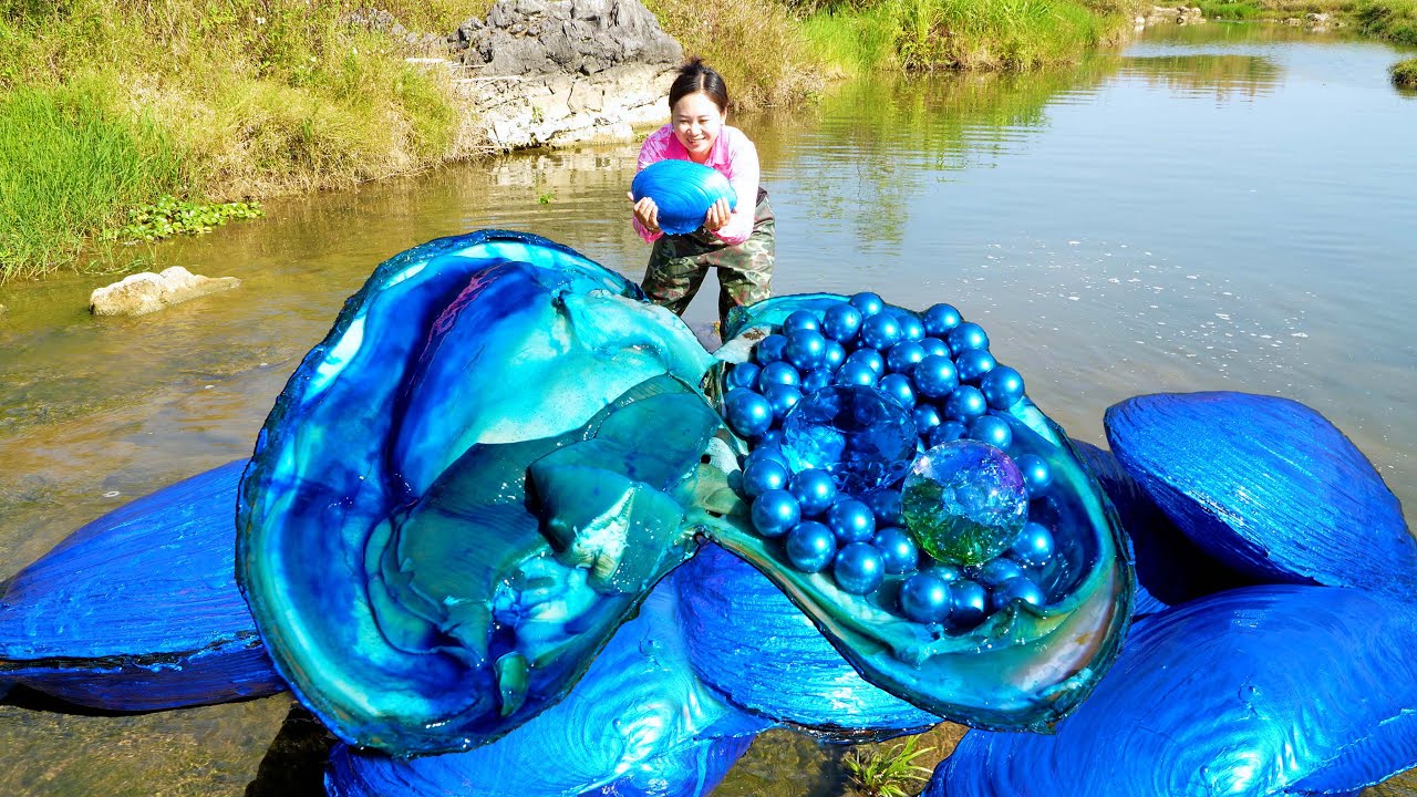 😱🎁The girl discovered a giant blue clam filled with sparkling blue ...
