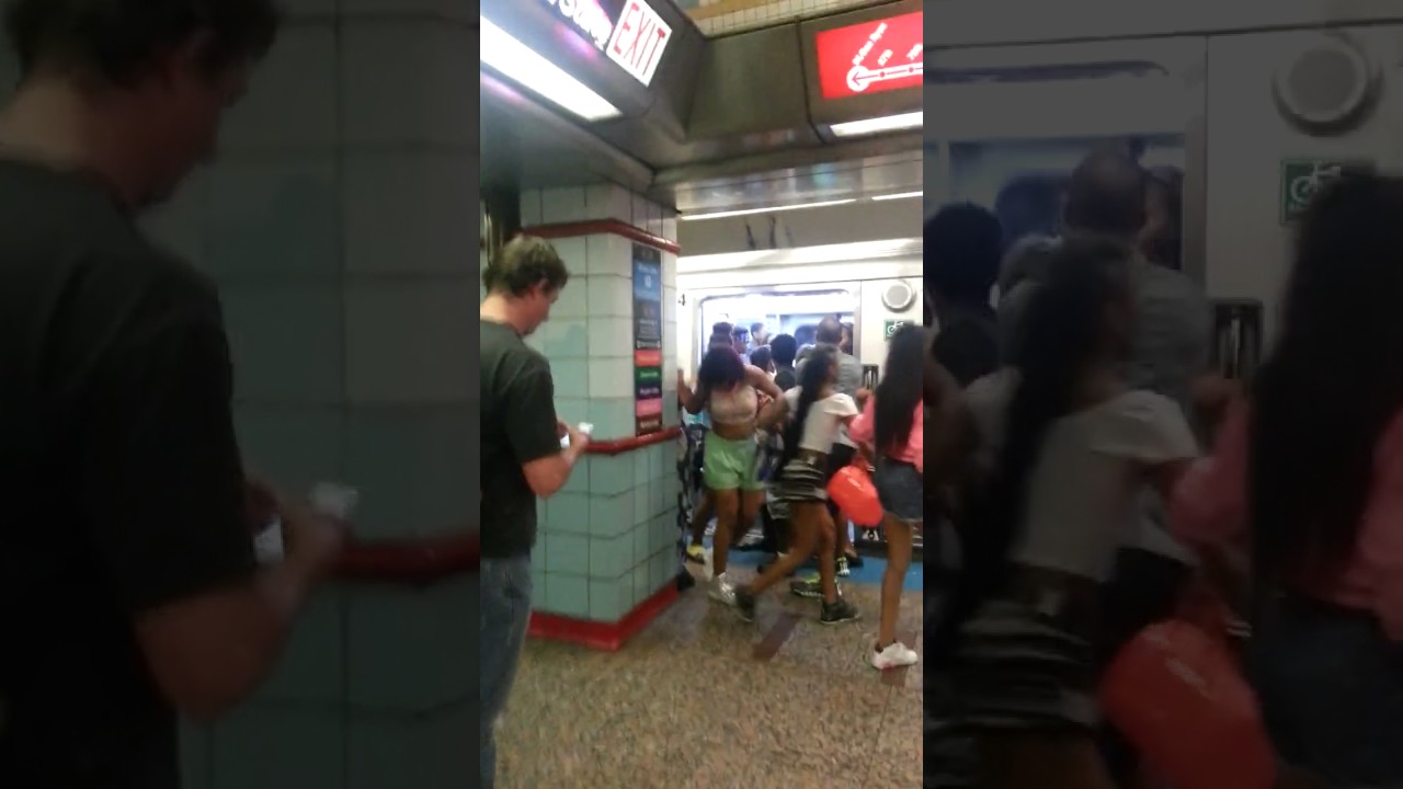 Massive fight at the Red Line train station in Chicago - YouTube