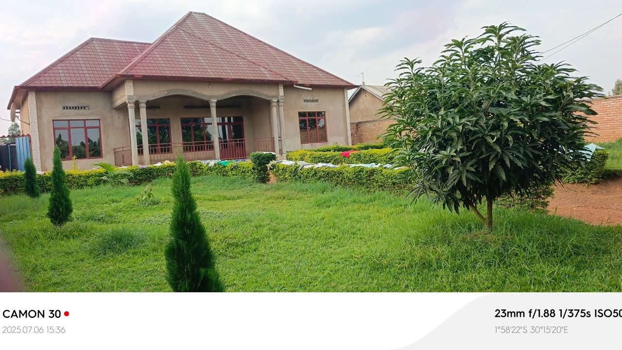 Mu 1600sqm inzu nini muyumbu ya matafari ahiye kuri 60M gusa ...