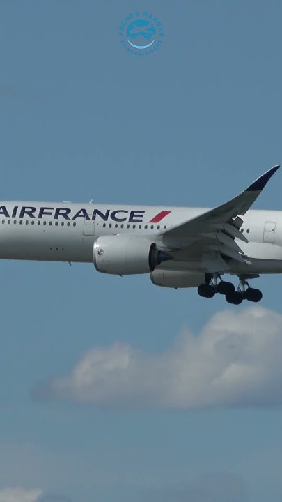 Air France Airbus A350-941 Beautiful Close Pass and Landing BOS Runway ...