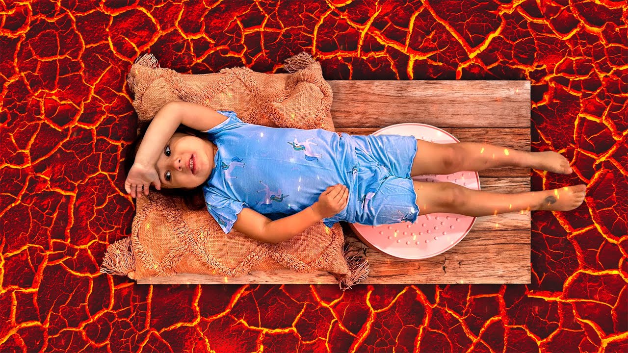 STRANDED in LAVA!! Pretend Play At OAKS PLAYHOUSE!! 🚦 Red light green ...