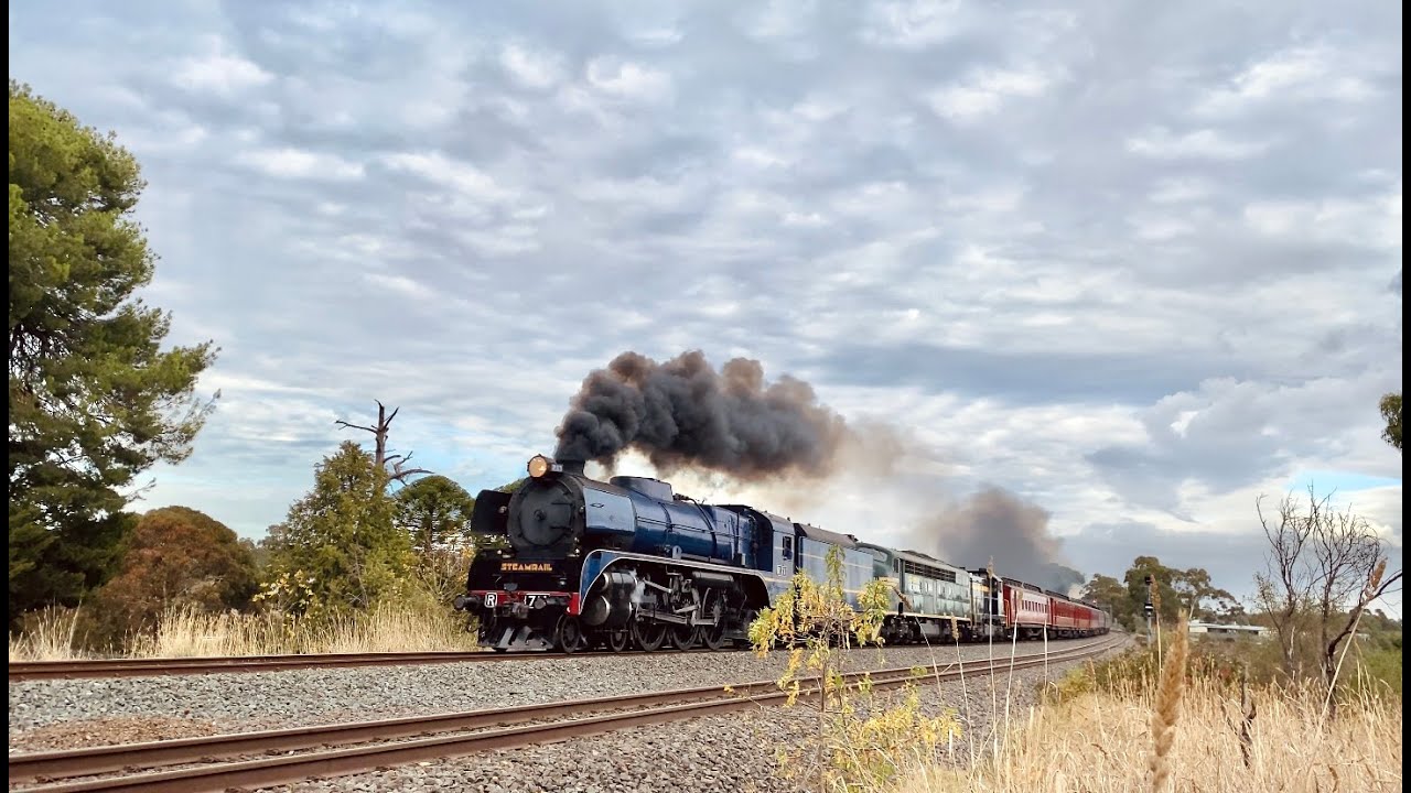 Steamrail Victorias 2025 Bendigo Easter Train - YouTube