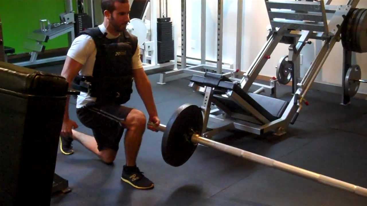 Landmine Reverse Lunge - YouTube