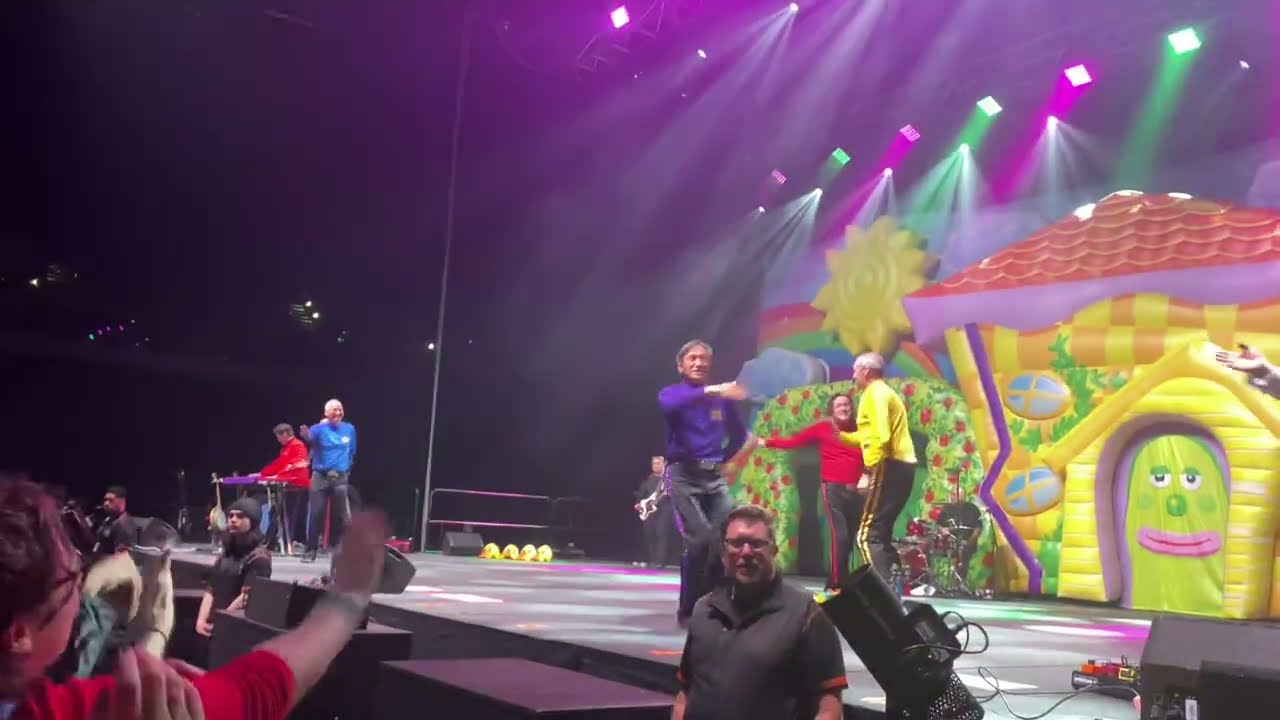 Here Comes a Bear - Live from the OG Wiggles Reunion Tour Auckland ...
