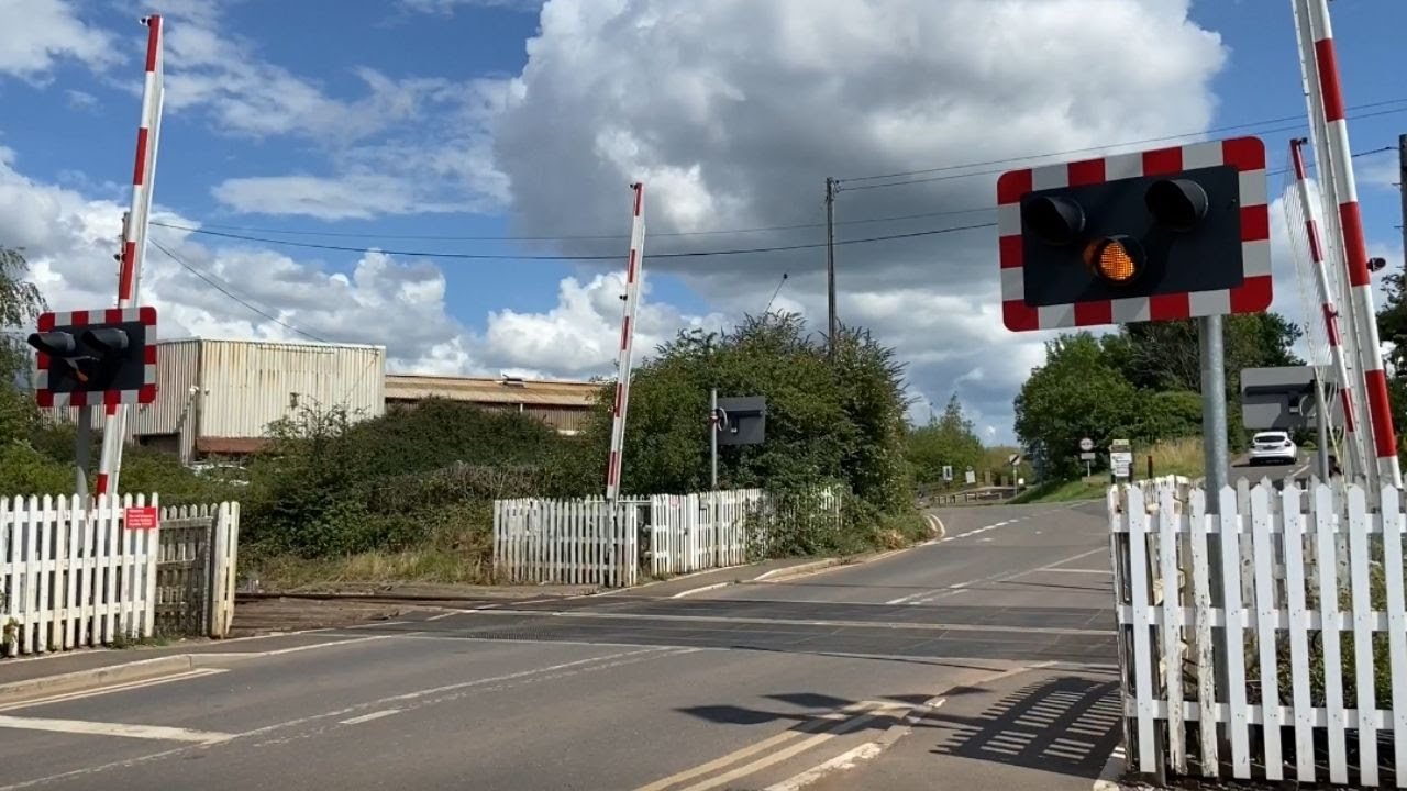 Hartlebury Level Crossing, Worcestershire - YouTube
