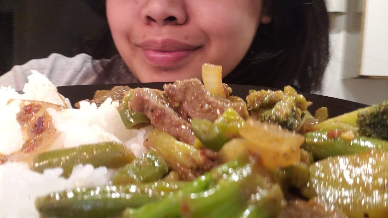 Mukbang~BEEF STIR-FRY WITH RICE FOR DINNER/ANIME NIGHT - YouTube