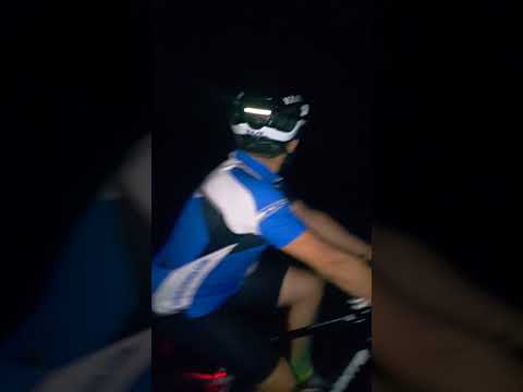 Yağmurlu havada gece bisiklet sürüşü.