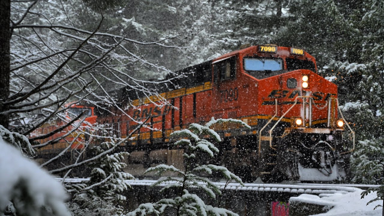 BNSF Trains Work Hard In The Snow On Stevens Pass - YouTube