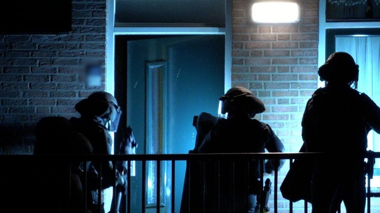 P1 Aankomst Arrestatieteam Dienst Speciale Interventies en inval | DSI ...