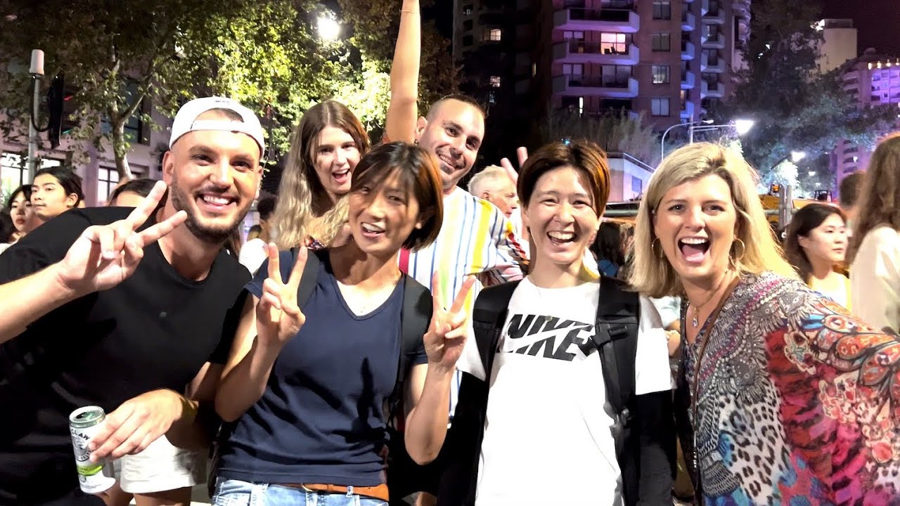 【世界最大級のイベント】オーストラリア・シドニー・マルティグラへサッカー選手仲間と行ってみたら凄い事になった。 - YouTube