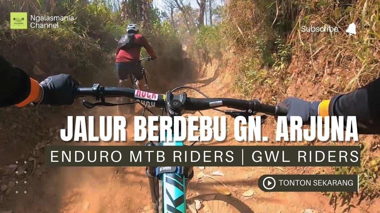Meluncur Dengan Sepeda Gunung Melewati Jalur Berdebu Gunung Arjuna ...